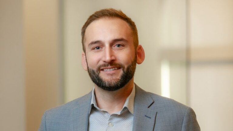 Recession will drive employees back to the office, HR exec argues ...