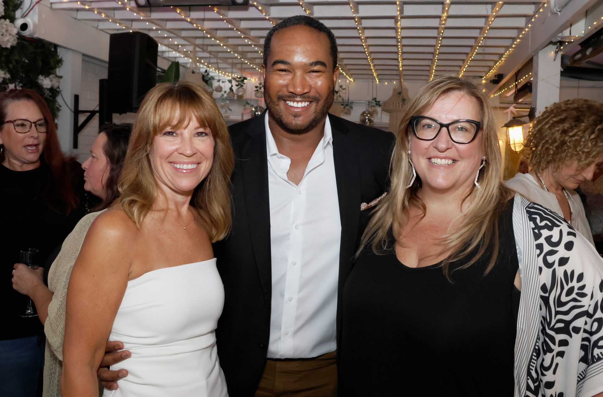 Singer-songwriter Tara Shannon has a new book to help artists in the ...